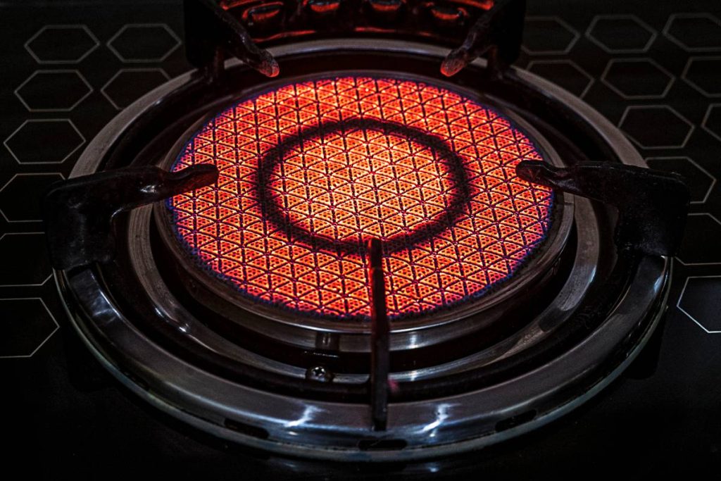 How does a ceramic stove work? Whose ceramic stove suites for?